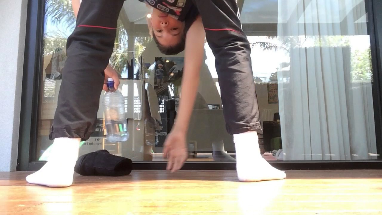 Deez real water bottle flip tricks - YouTube