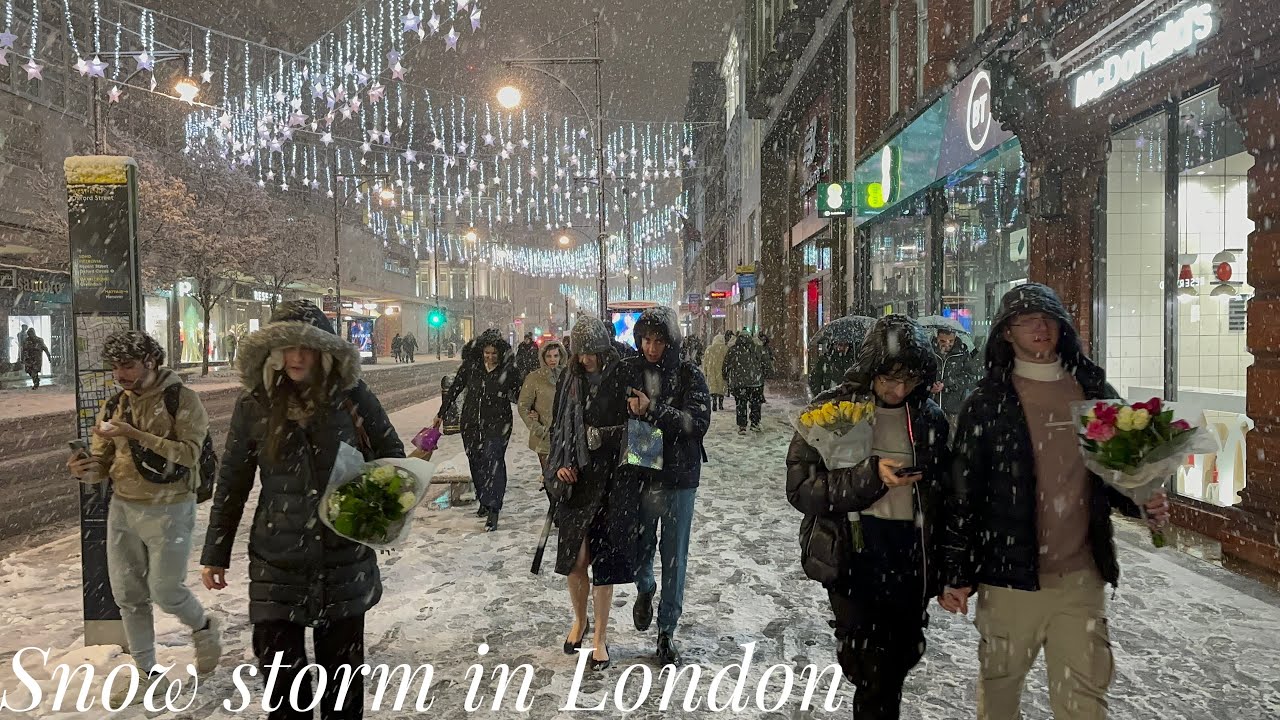 London SNOW Walk ⛄ Finally Snowing Central London 2022 | London Best ...