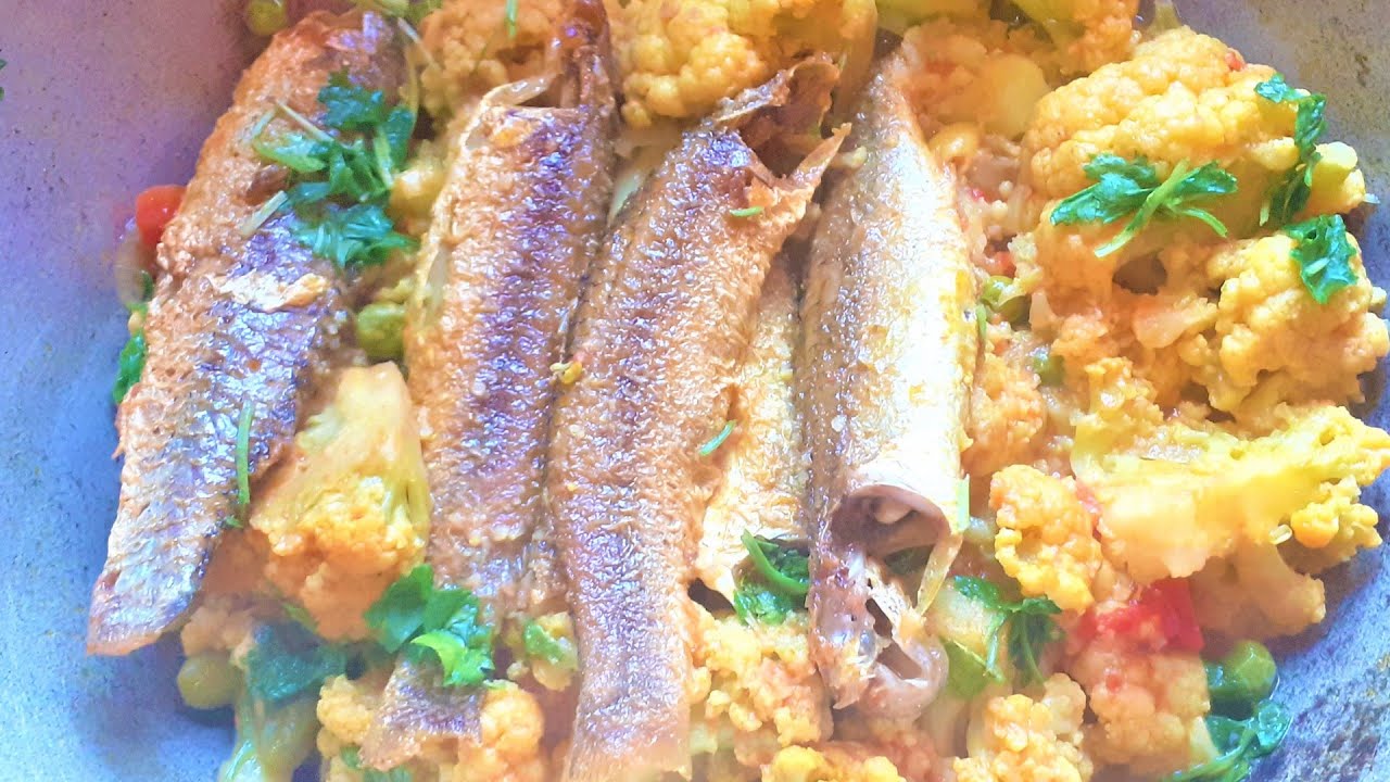 Parshe Mach Aloo Fulkopi Jhol | Parshe Fish With Cauliflower and Potato ...