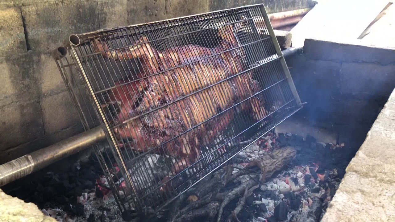ASANDO UN LECHON Y AUN NO ES NAVIDAD - YouTube