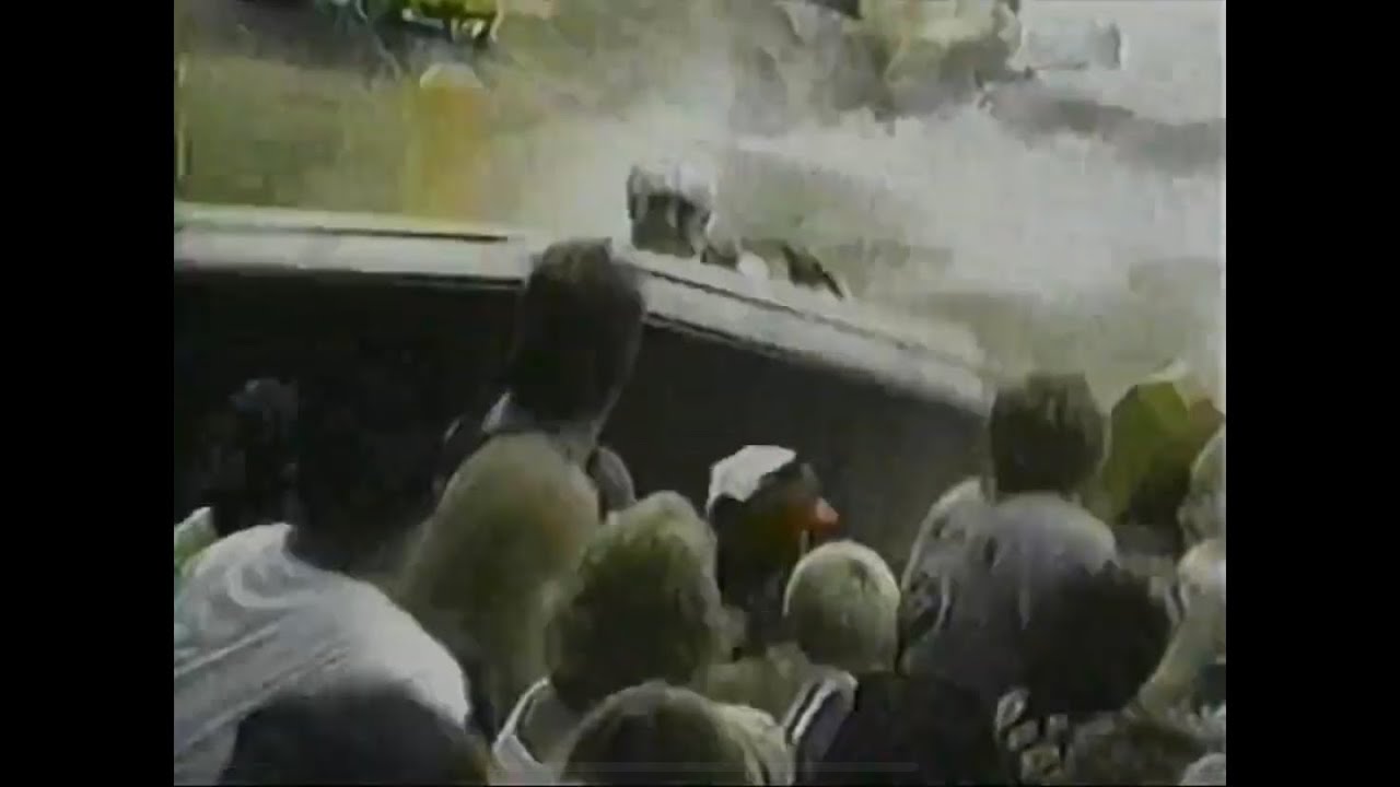 Boat At Sea World Crashes Into Spectators - YouTube