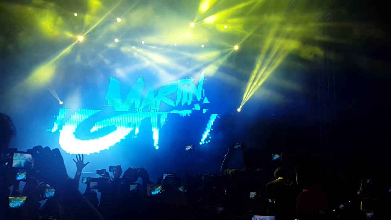Martin Garrix entry in Sunburn Arena Mumbai! - YouTube