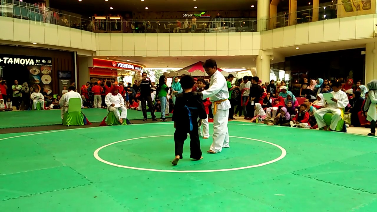 Pencak silat anak aghiz first - YouTube