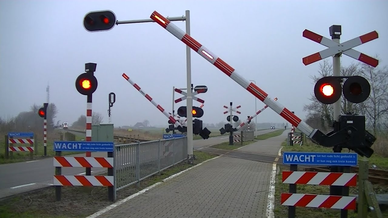 Spoorwegovergang Hindeloopen // Dutch railroad crossing - YouTube