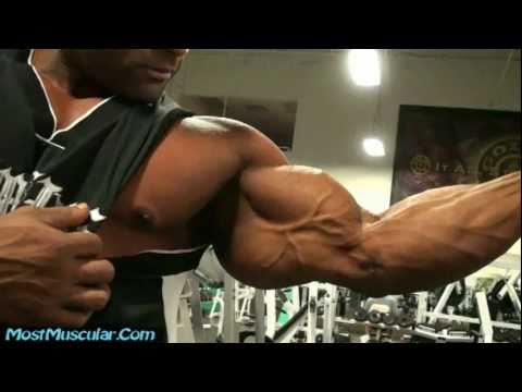 IFBB pro bodybuilder Manuel Romero at Gold's Gym after 2011 Orlando ...