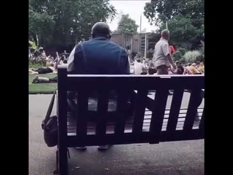 Şarkı söyleyen adama parkta oturanlar eşlik ediyor park korosu