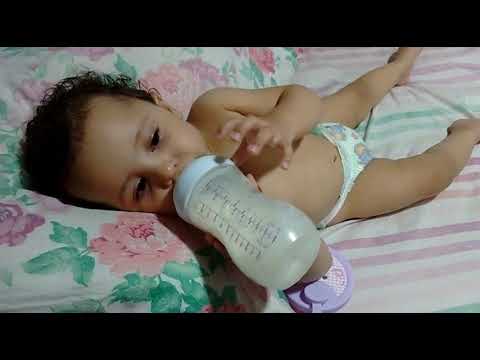 Manu tomando mamadeira