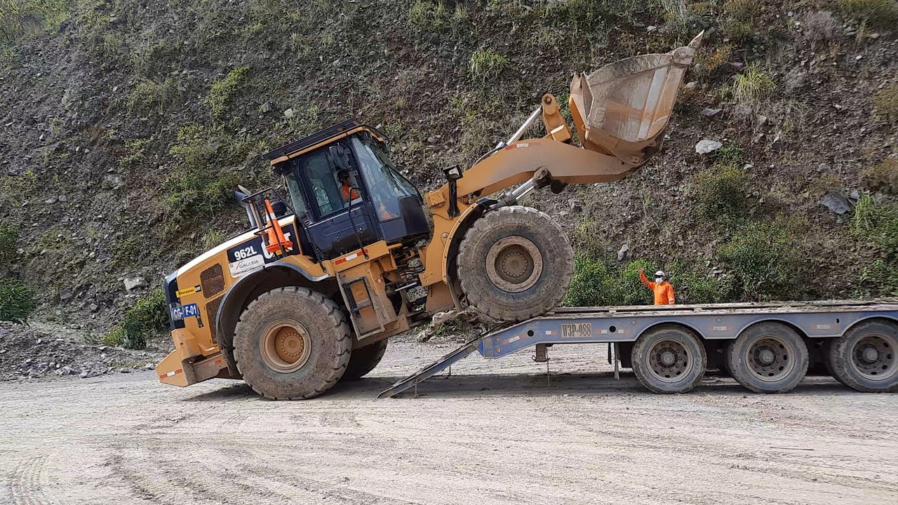 Cargador frontal KOMATSU WA380 CAT 962L - bajada y subida a cama baja ...