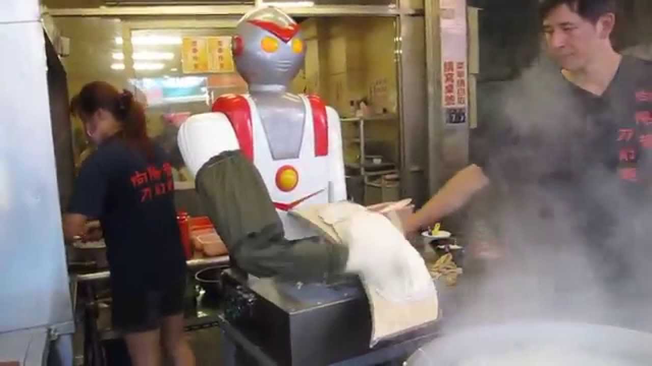 Robotic Hand-Shaved Noodle Chef in Taiwan Night Market - YouTube