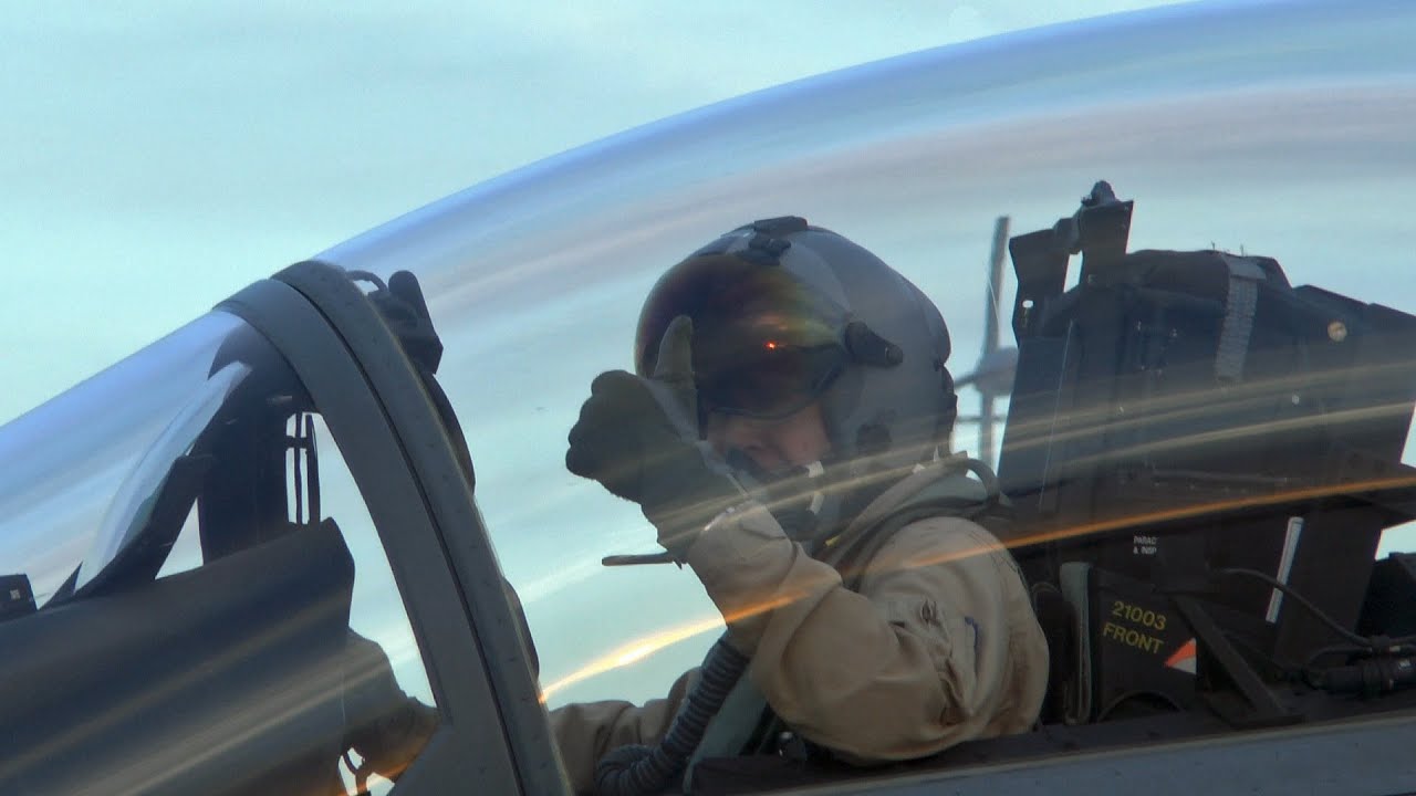 Boeing Upgrades the Helmet to Give Fighter Pilots a Digital Edge - YouTube