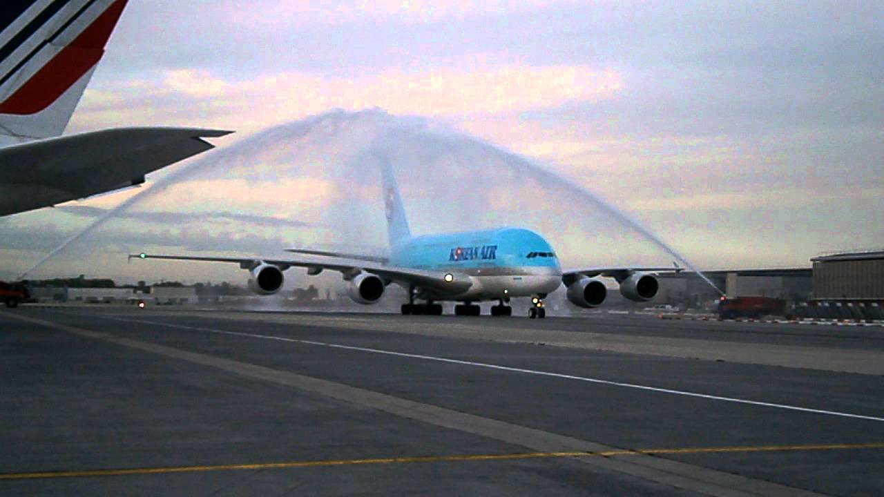 Water Salute for Korean Air A380 in CDG (26Sep, 2011) - YouTube