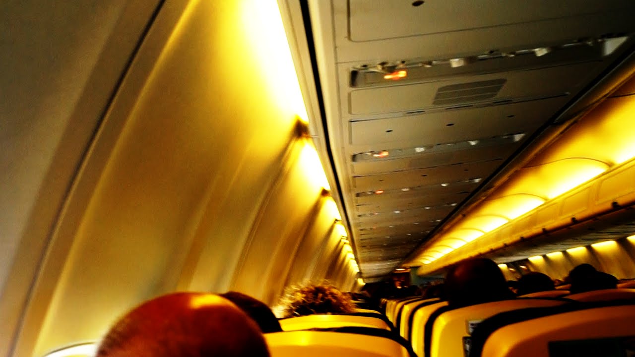 ANGRY RYANAIR CABIN CREW FORCED PASSENGER TO STOP WALKING THROUGH THE ...