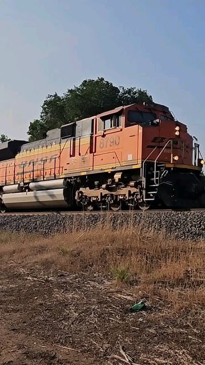 BNSF 8790 Friendly Crew! - YouTube