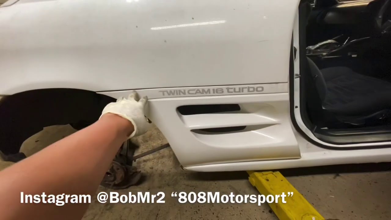 DIY: Removing Side Rear Vent & Molding on Toyota Mr2 - YouTube