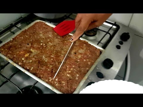 Kibe de forno recheado com queijo e presunto e ovos cozidos.