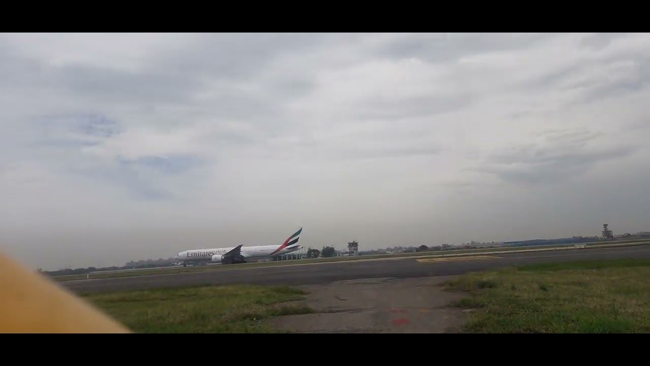 Emirates 777 take off - YouTube