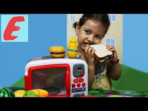 ემილი ამზადებს საჭმელებს, წვავს კვერცხს, ხარშავს მაკარონს