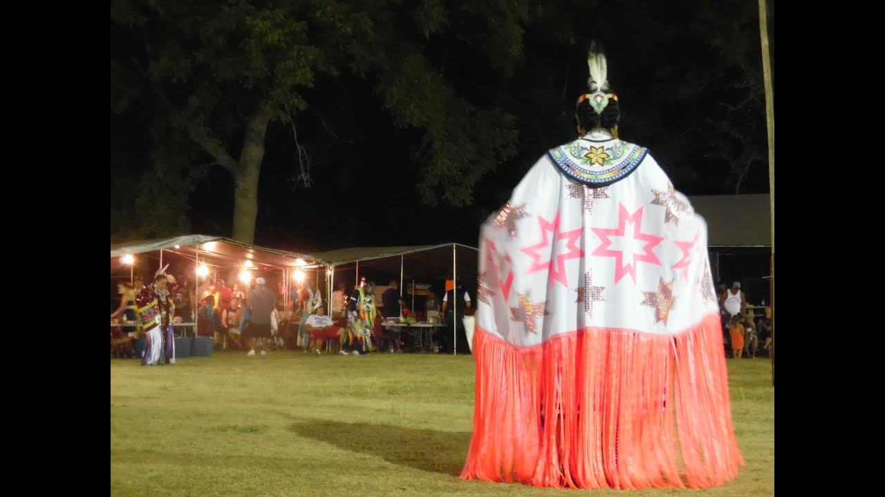 Women's Fancy Shawl Dance (GRPowWow 2016) - YouTube