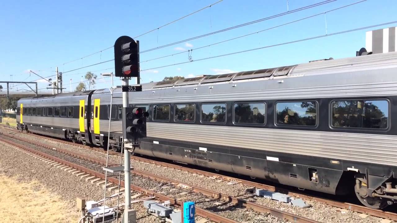 NSW Trainlink Endeavour N5 Arriving At Macarthur - YouTube
