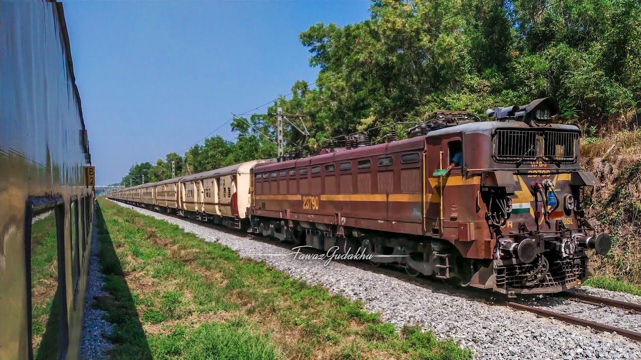 12133 CSMT Mumbai - Mangaluru Junction Express Crossing 16586 SMVT MRDW ...