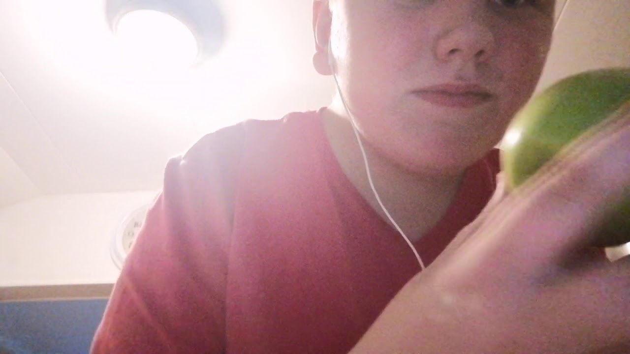 Asmr no talkin eating apple - YouTube