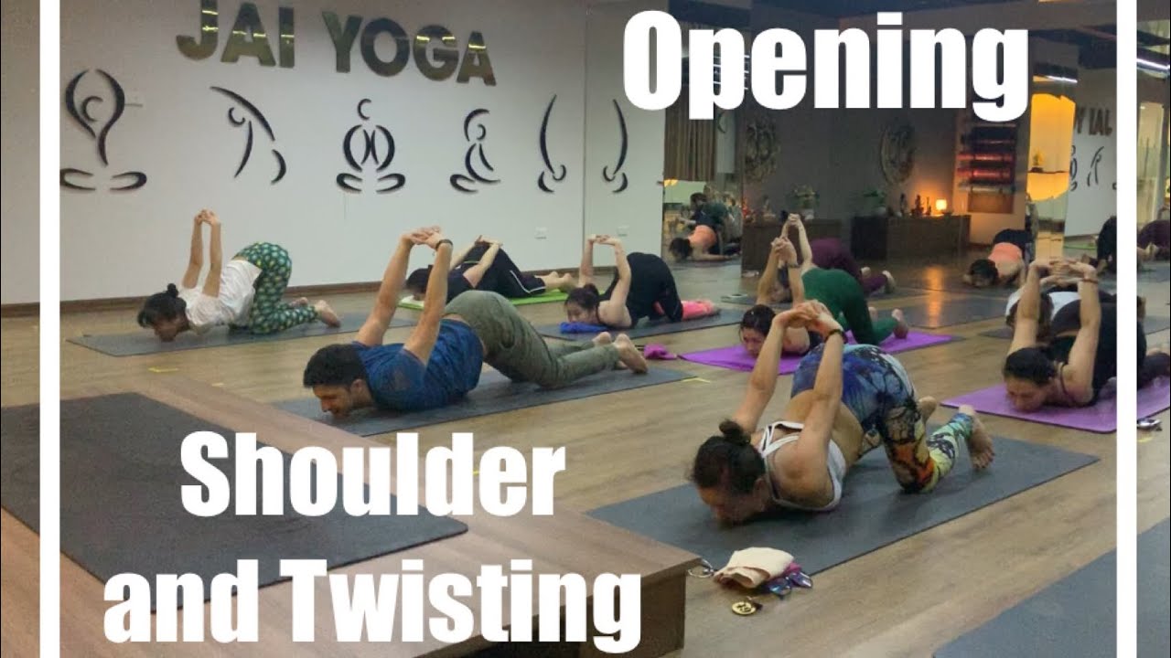 Shoulder blade / upper back in spinal twisting - YouTube