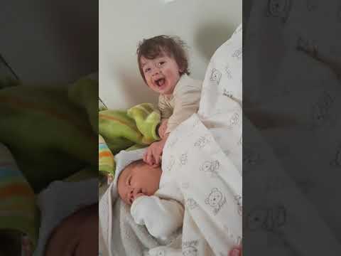Abi kardeş sevgisi.Eğlenceli çocuk videosu