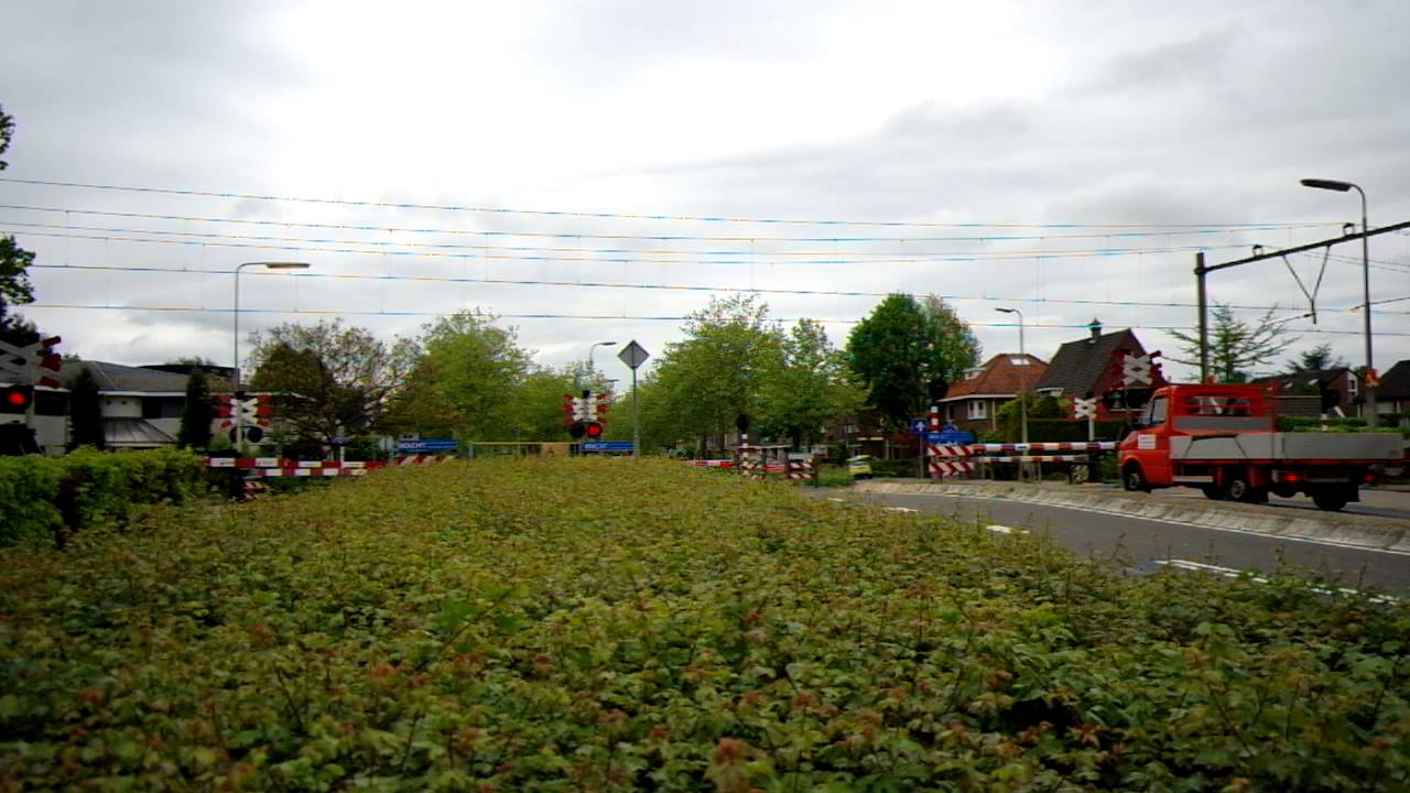 Dutch Railroad Crossing/ Level Crossing/ Spoorwegovergang Borne - YouTube