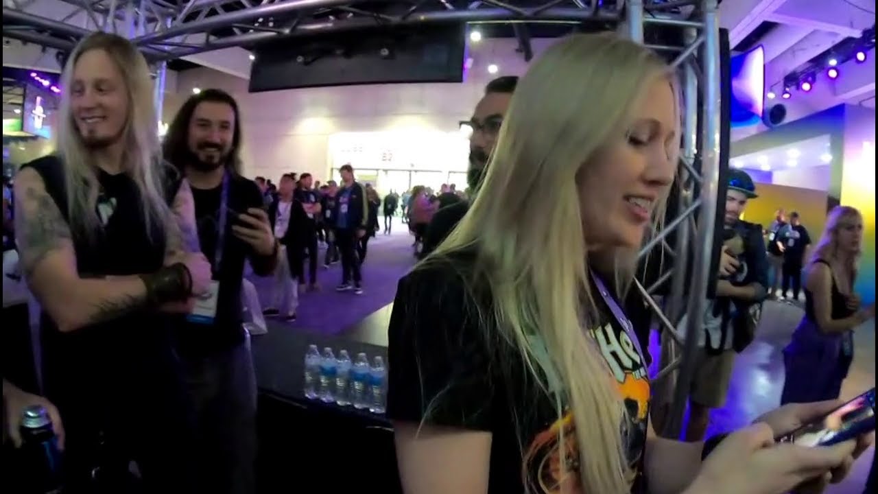 Lara6683 and DragonForce meet at twitchcon 2019 - YouTube