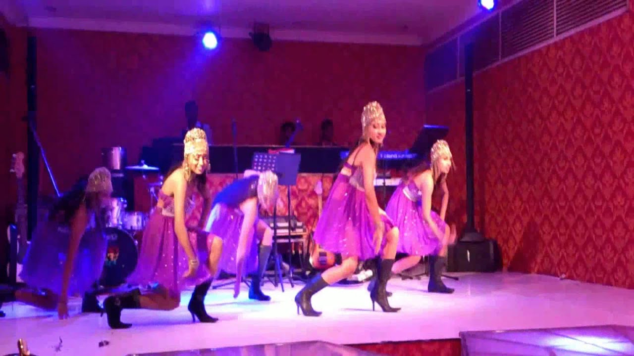 Red Arrows dancing group - YouTube