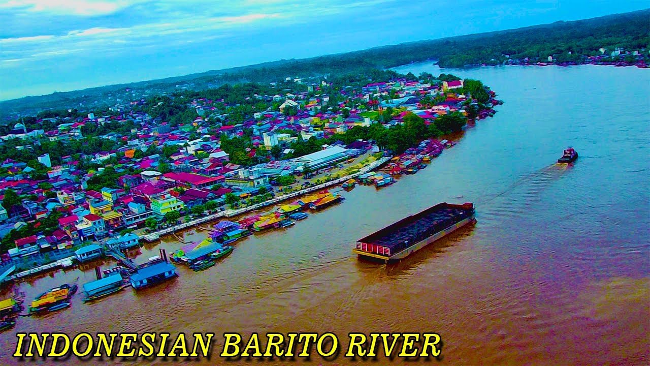 TUGBOAT ROLLING COAL IN BARITO RIVER AFTERNOON WHEN THE WATER FLOODS ...