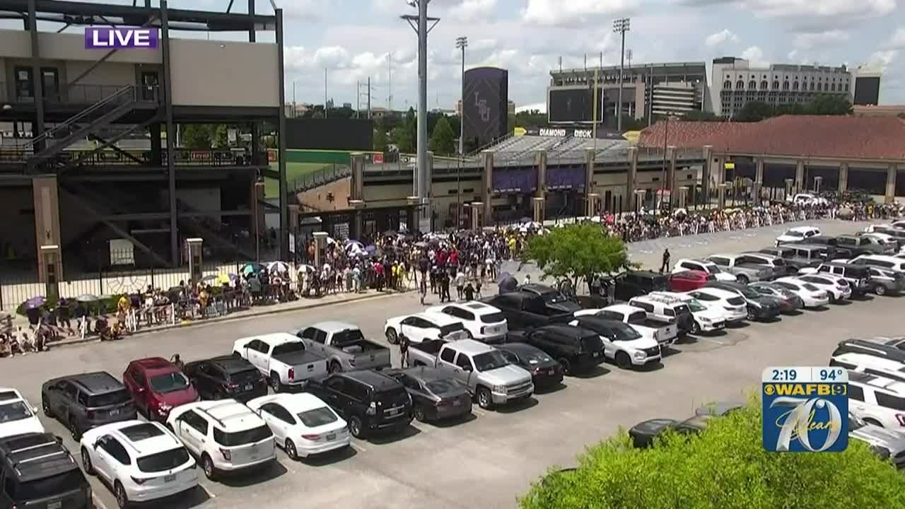 LSU baseball fans welcome home 2023 MCWS Champion Tigers - YouTube