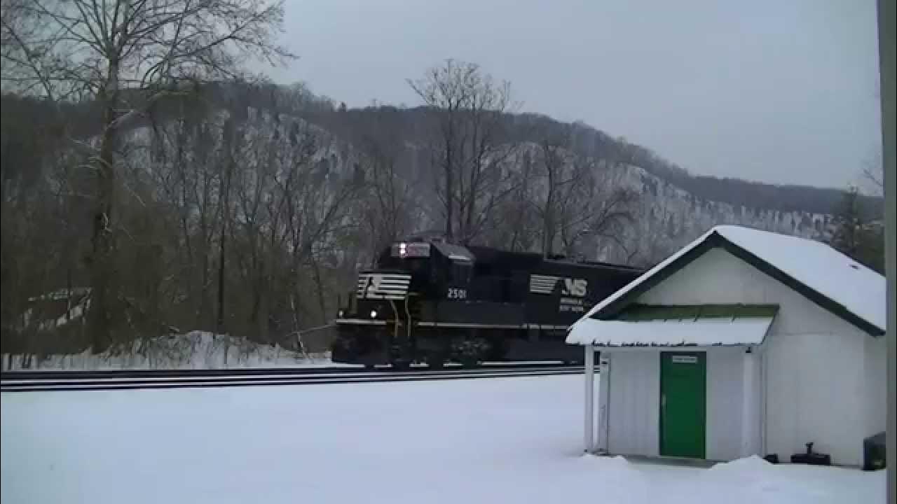 SD70 and SD60M Lead NS 15T at Elliston, VA - YouTube