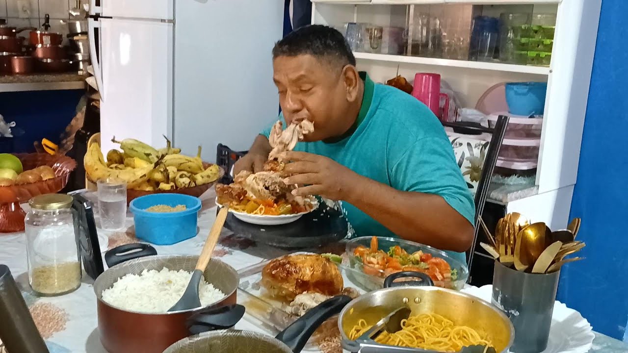 Homem Guloso Tirou Uma Banda de Frango Assado Colocou no Prato Dele ...