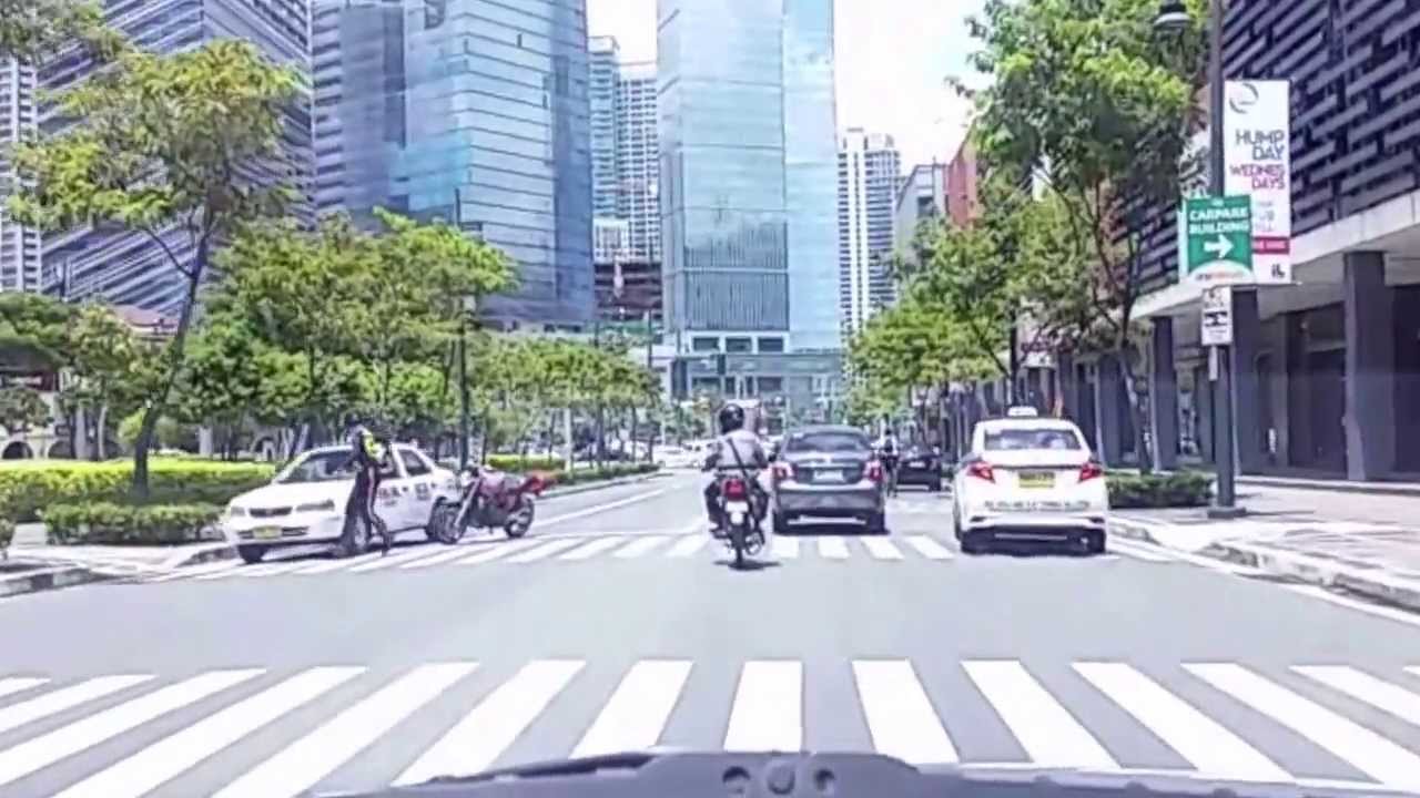 Angry BGC Traffic Patrol Jumps Over Taxi - YouTube