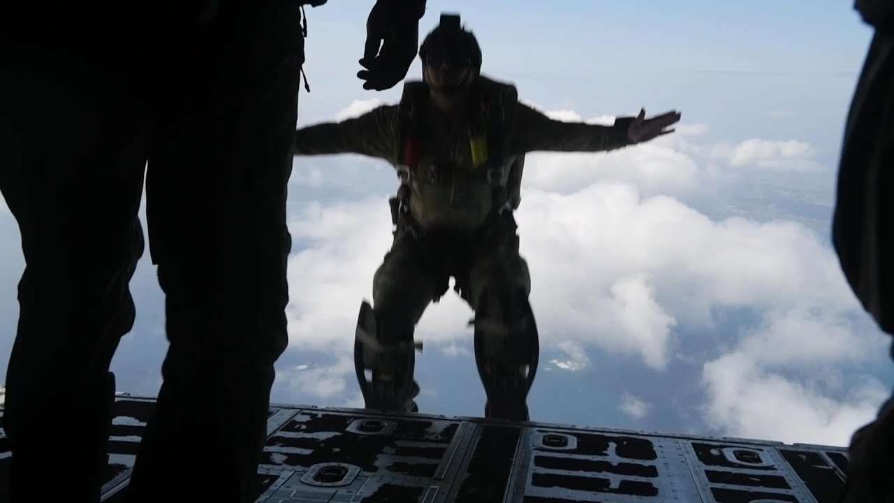 在日米空軍パラレスキュー隊員がウォータージャンプ訓練を実施 | 31st RQS, 1st SOS conduct water jump ...