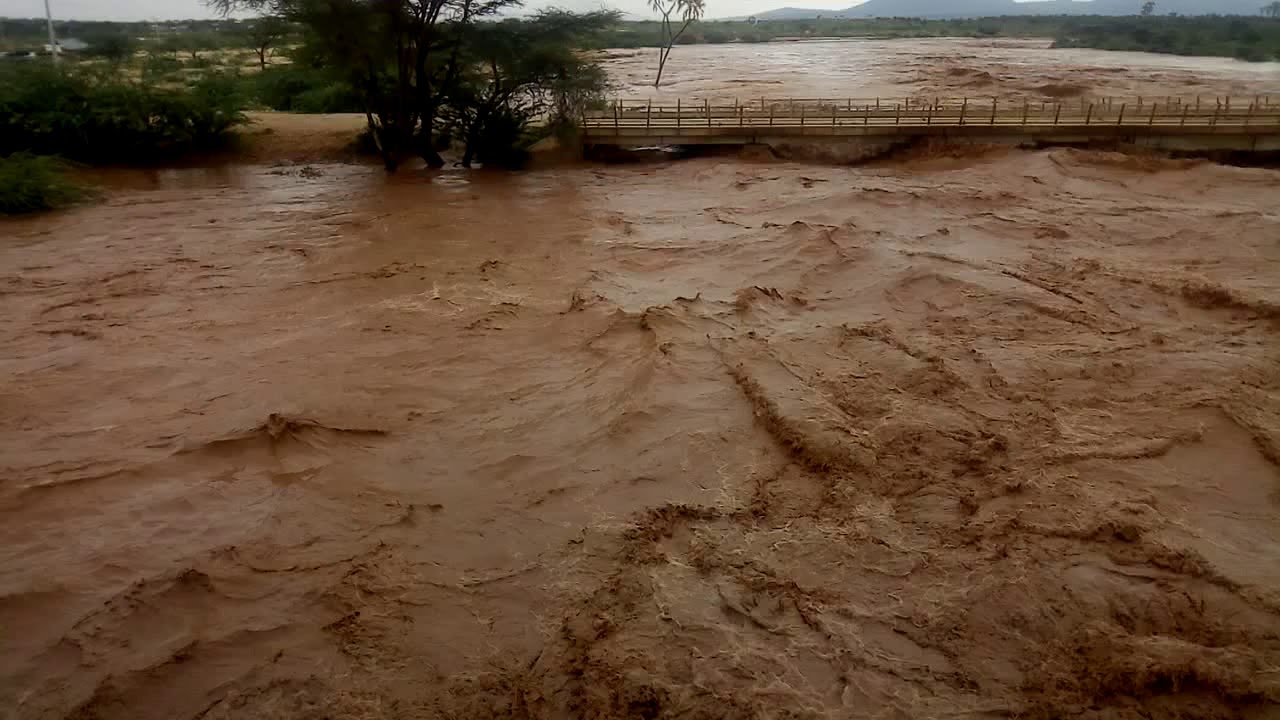 Ewaso Nyiro river about to cause havoc along its banks - YouTube