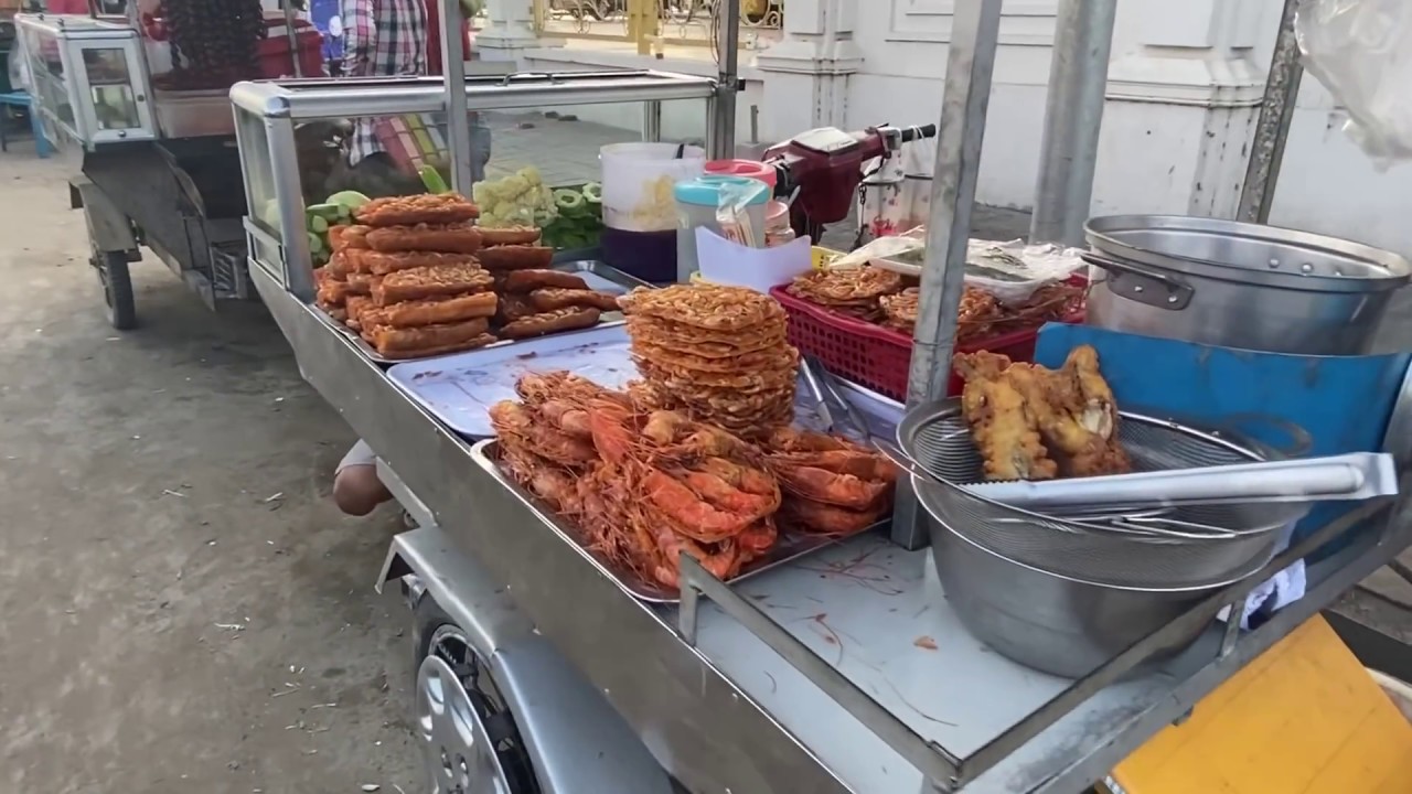 Street Food in front of AEON Mall លក់ម្ហូបតាមផ្លូវនៅមុខ AEON Mall - YouTube