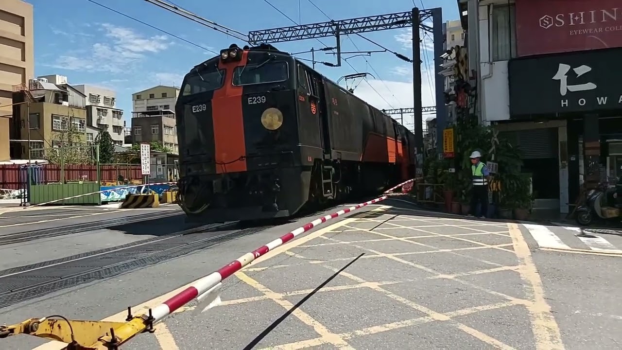 台鐵6037A次 回送 E239+E417 台南青年路平交道通過 2022.03.25 - YouTube