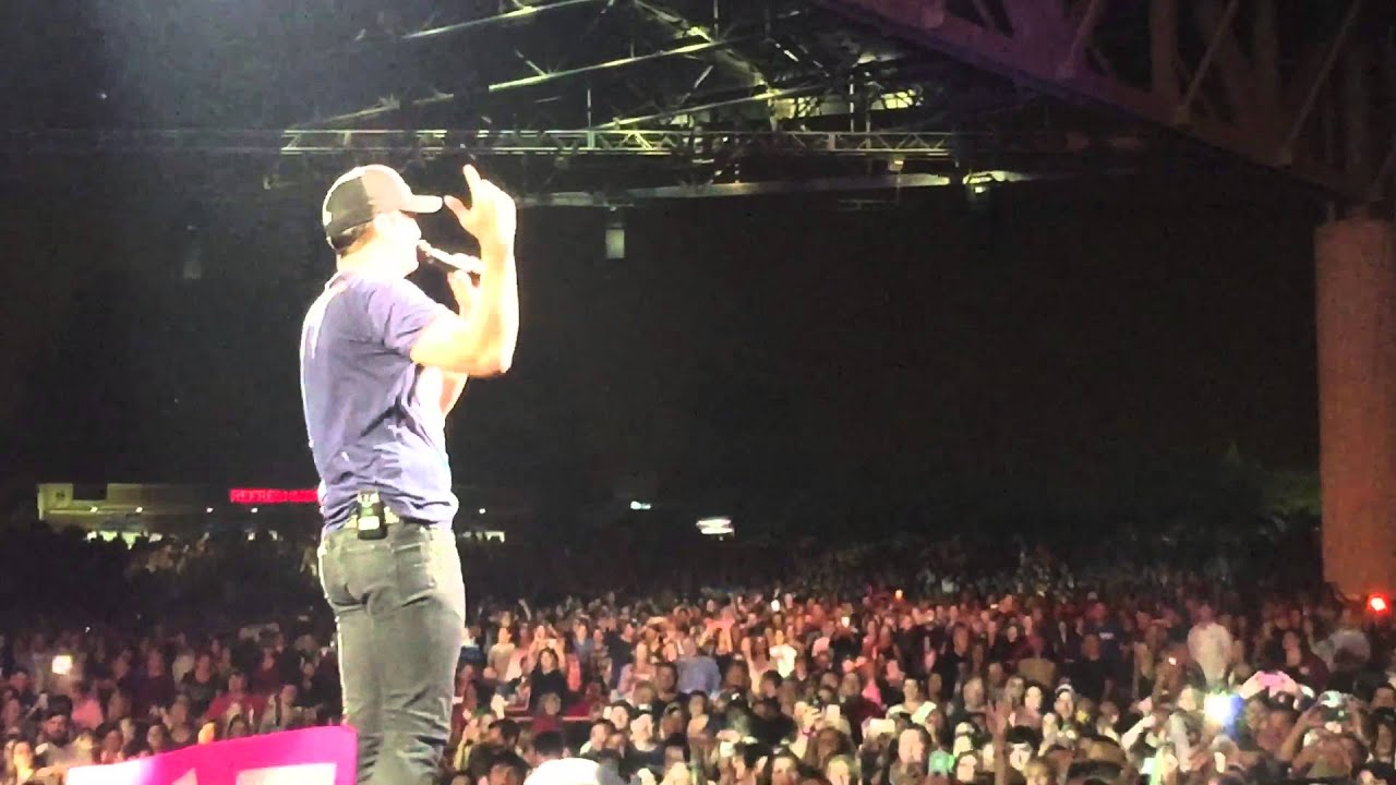 Luke Bryan/crowd singing Play It Again - YouTube