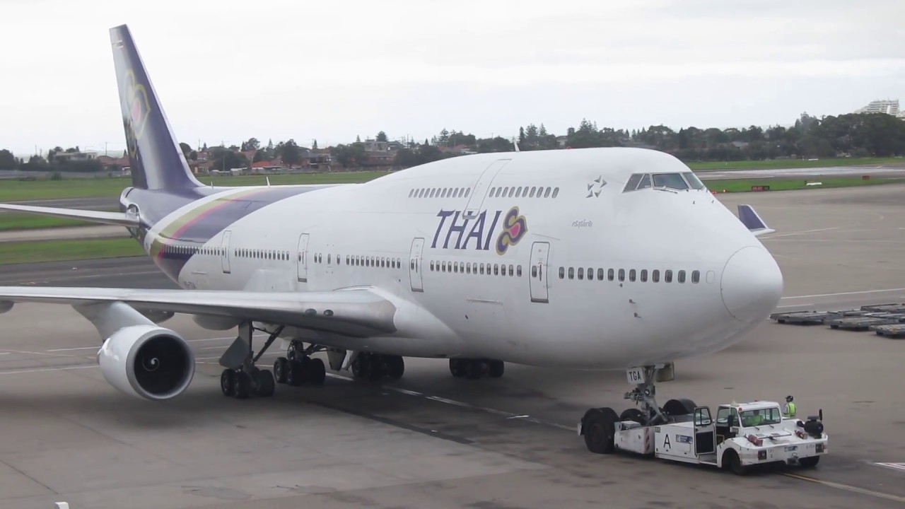 747 ground operations and taxiing in Sydney, Australia - YouTube