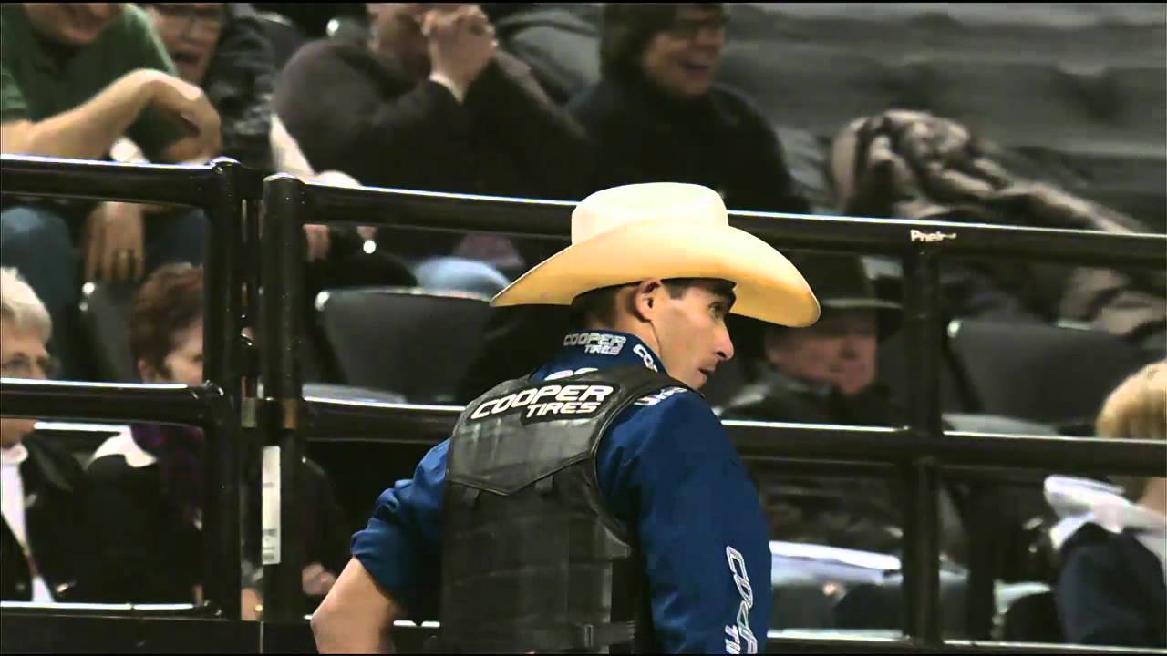 Dickies DuraBullfighter Jesse Byrne launched over the fence - YouTube