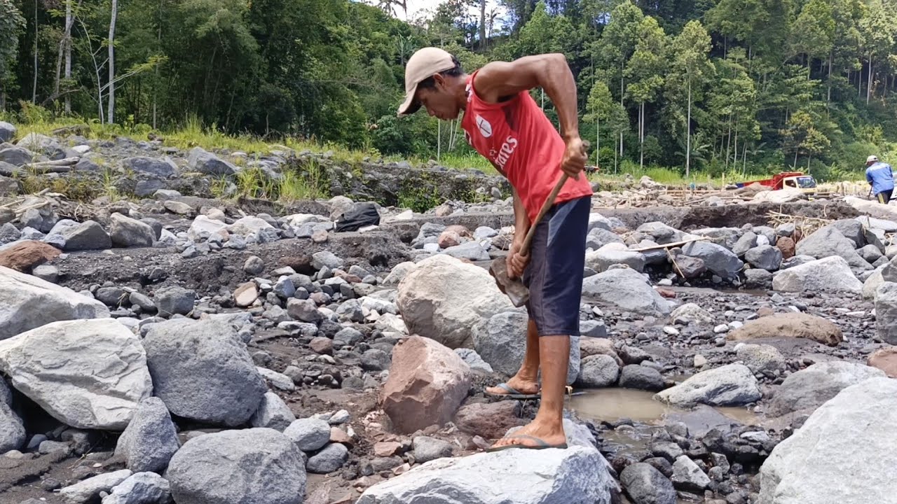 Splitting Stone || Red Stone Is Easy To Split - YouTube