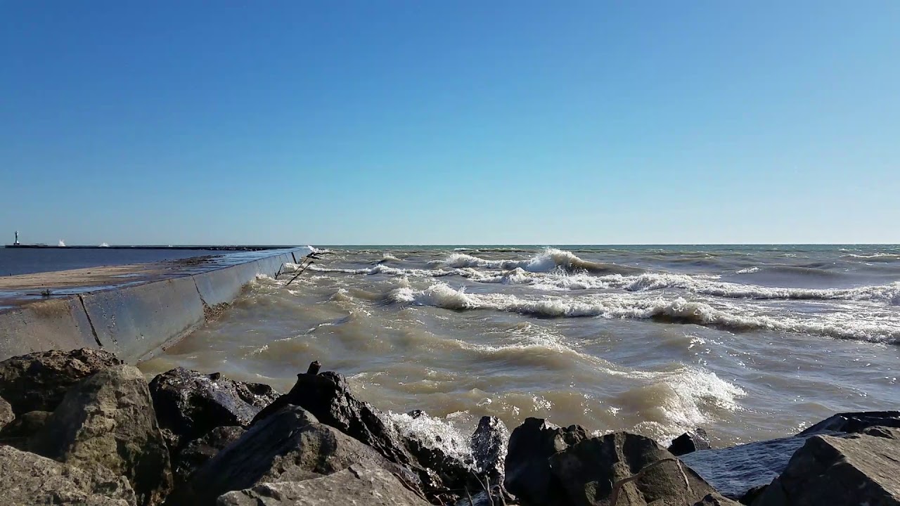 Chaotic Waves on Lake Michigan - YouTube