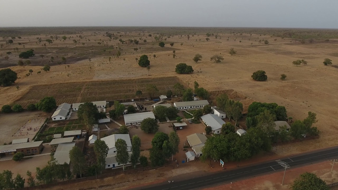 4K Buschklinik (Jahaly Health Centre) in The Gambia - YouTube