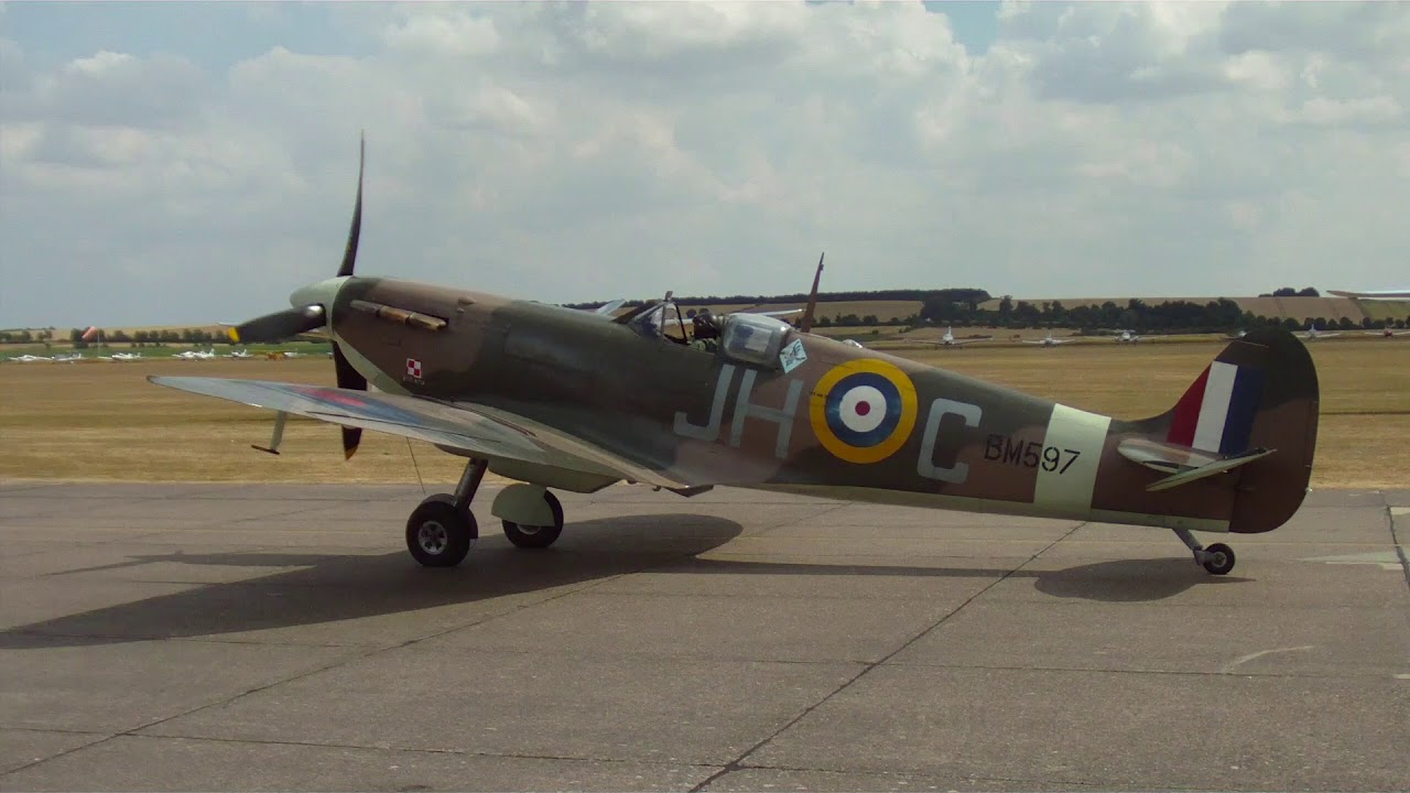 Spitfire & Corsair, Flying Legends 2018 - YouTube