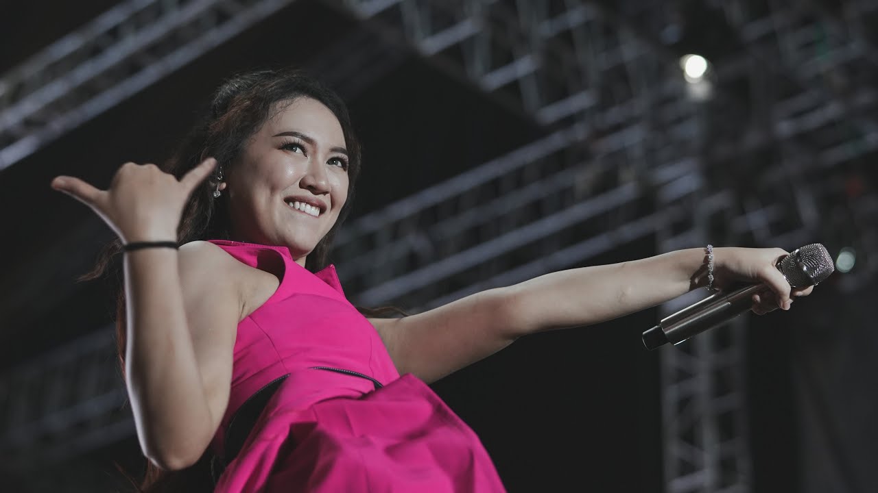 HAPPY ASMARA ft Royal music LIVE PERFORM DI WHATS UP X DELIWAFA FEST ...