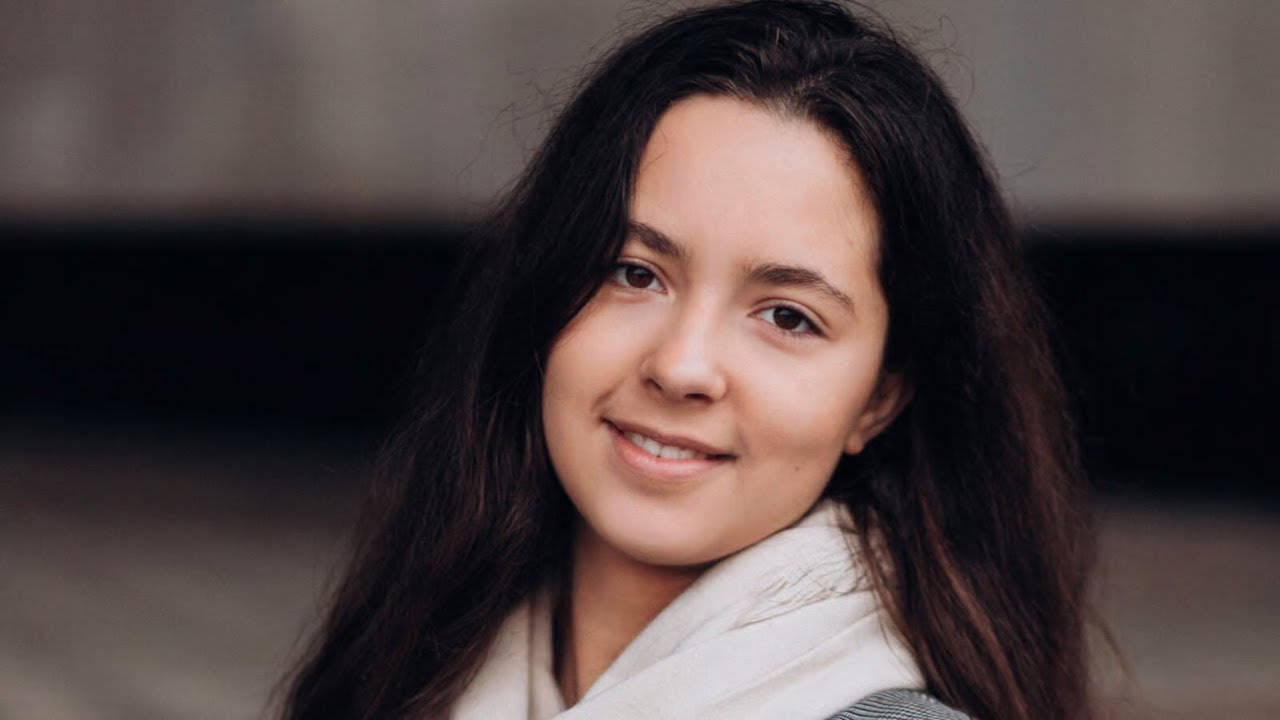 Introductions | Anna Knight, 19, piano - YouTube