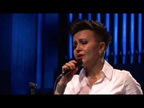 AMIRA MEDUNJANIN - ŠTO TE NEMA ft. Zagrebački Solisti