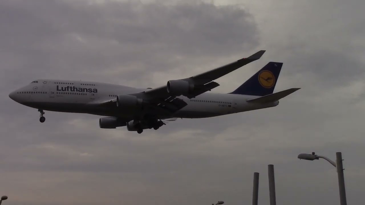 Lufthansa landing at YYZ runway 24L. (Recorded last minute) - YouTube